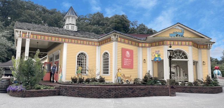 Dolly Parton Kicks Off Dollywood's 40th Anniversary Season